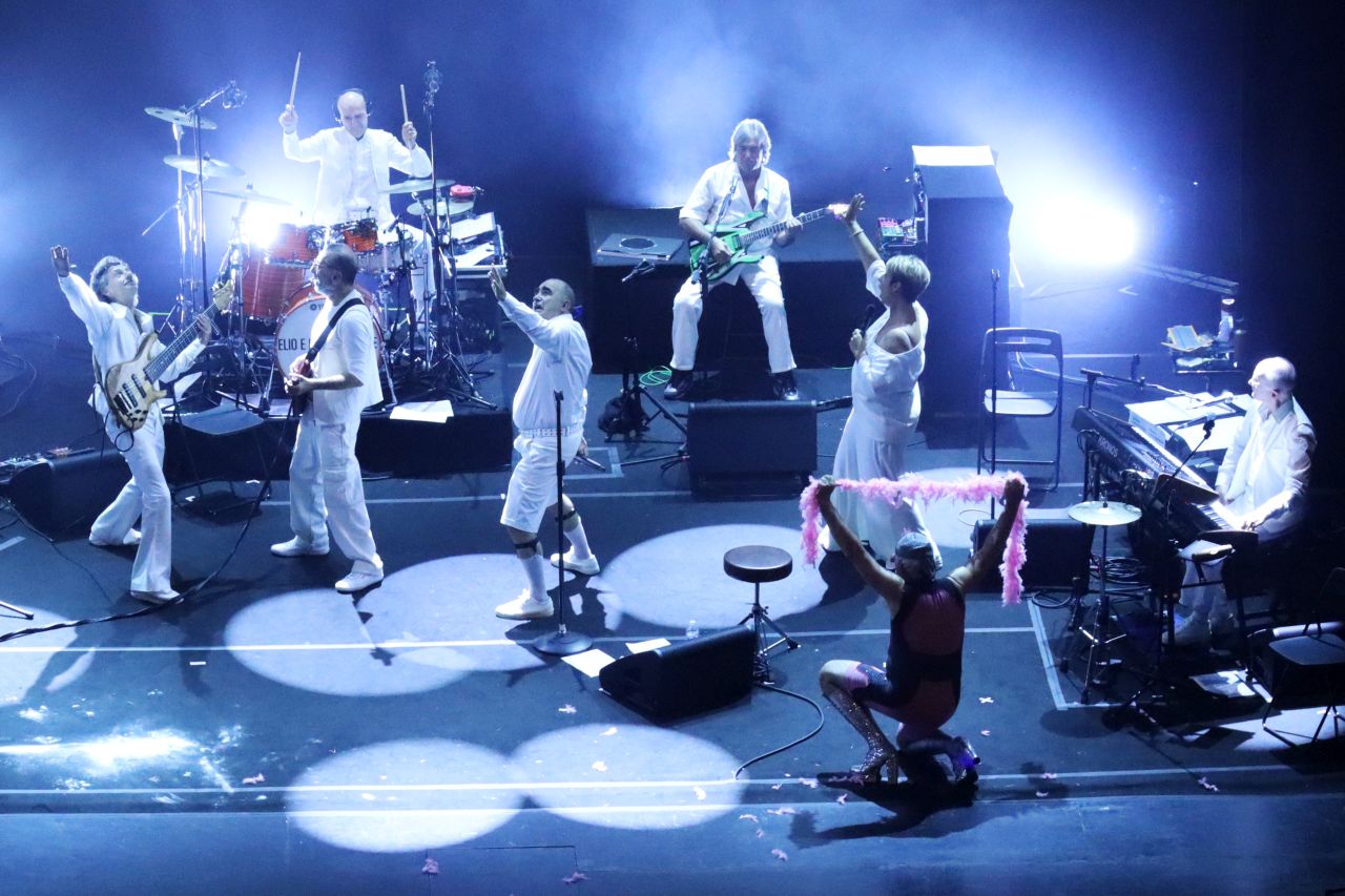 "MI RESTA UN SOLO DENTE E CERCO DI RIAVVITARLO"