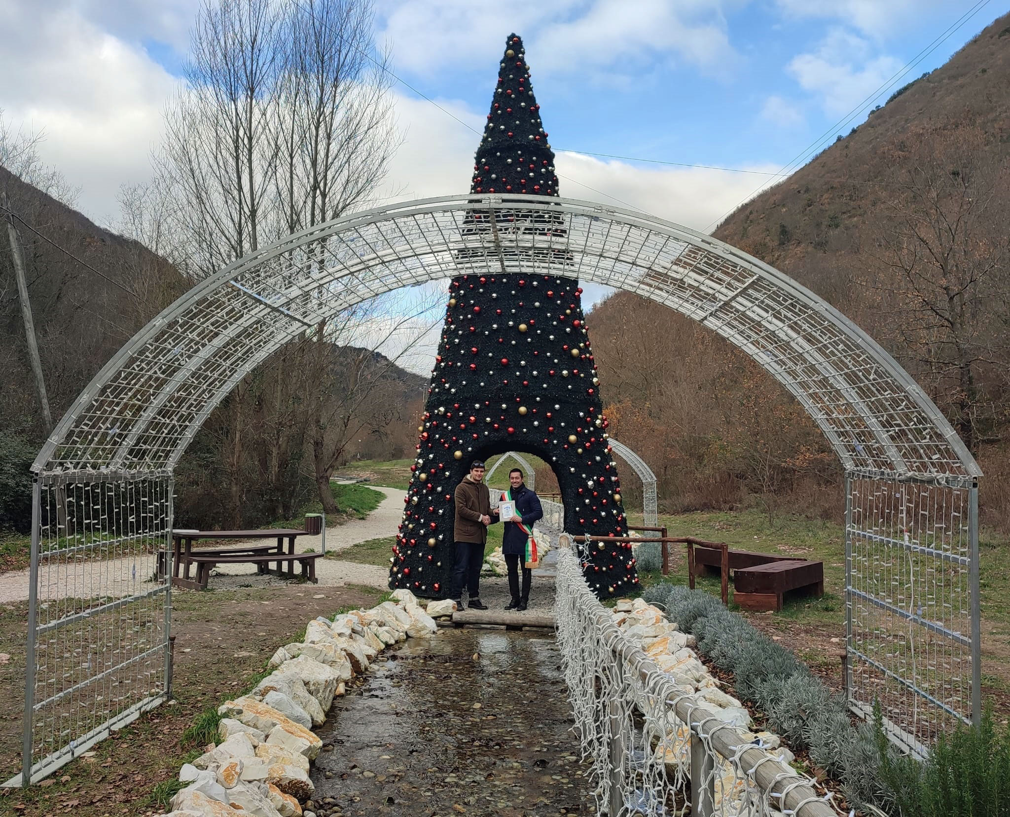 IL MIGLIOR ALBERO DI NATALE DELLE MARCHE È A PIEVE TORINA